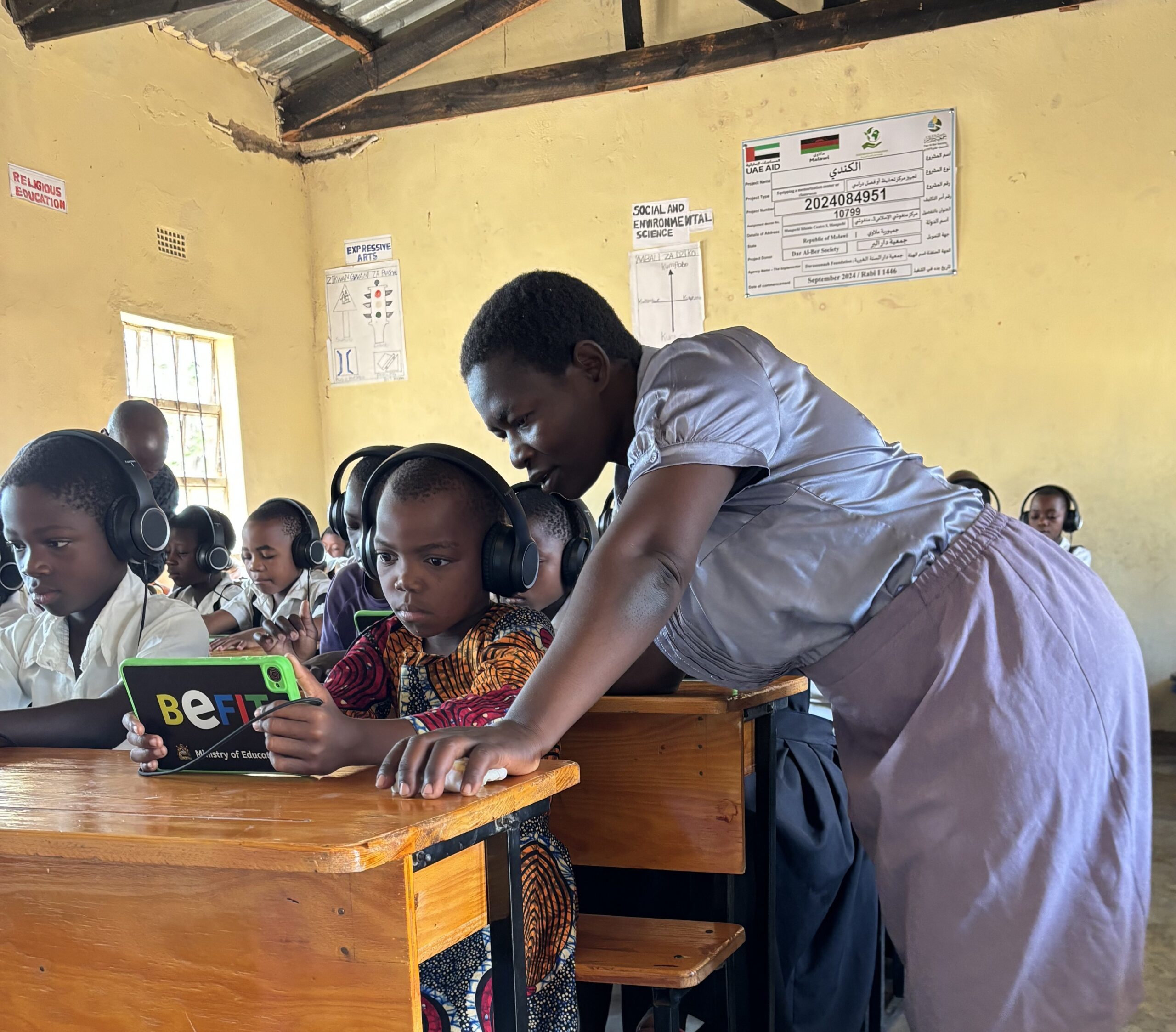 Innovatie in Malawi: tablets in de klas bij leerkracht Charity - Edukans